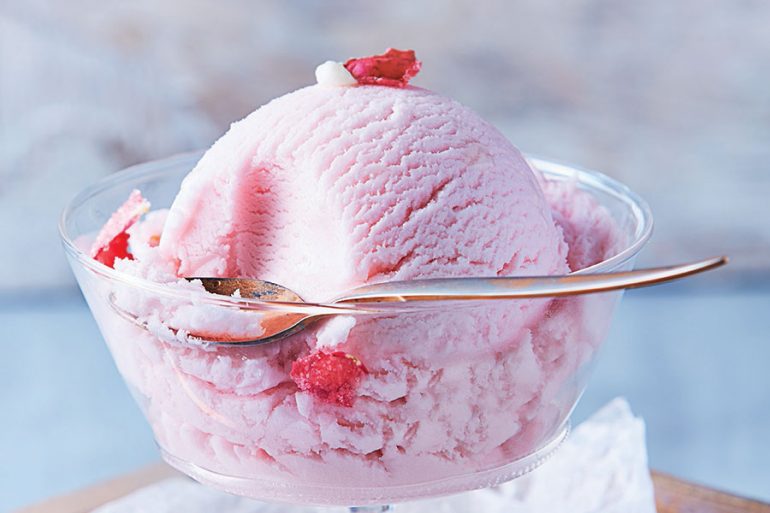 Helado de pétalos de rosa ¡Anímate a prepararlo, te encantará!